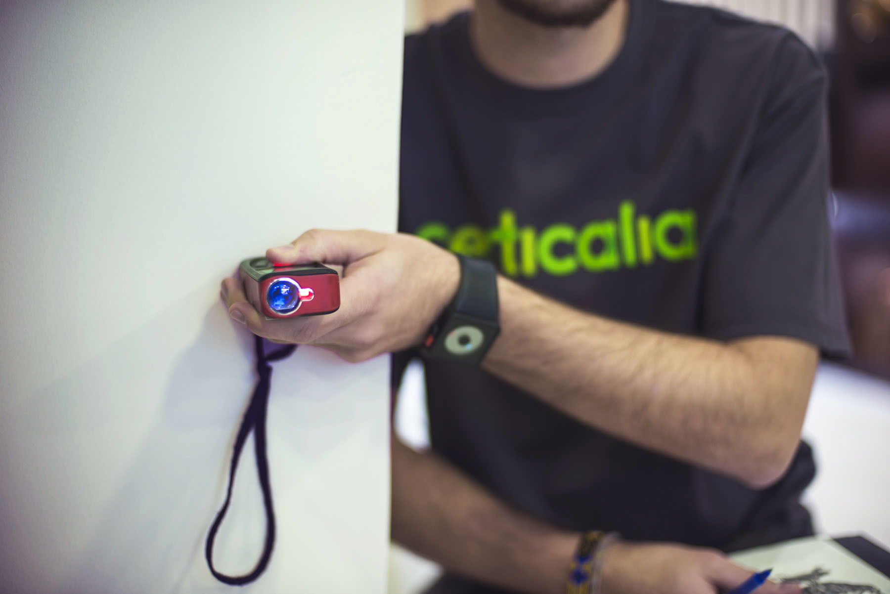 El metro láser - Certicalia | Soluciona todos tus trámites y gestiones